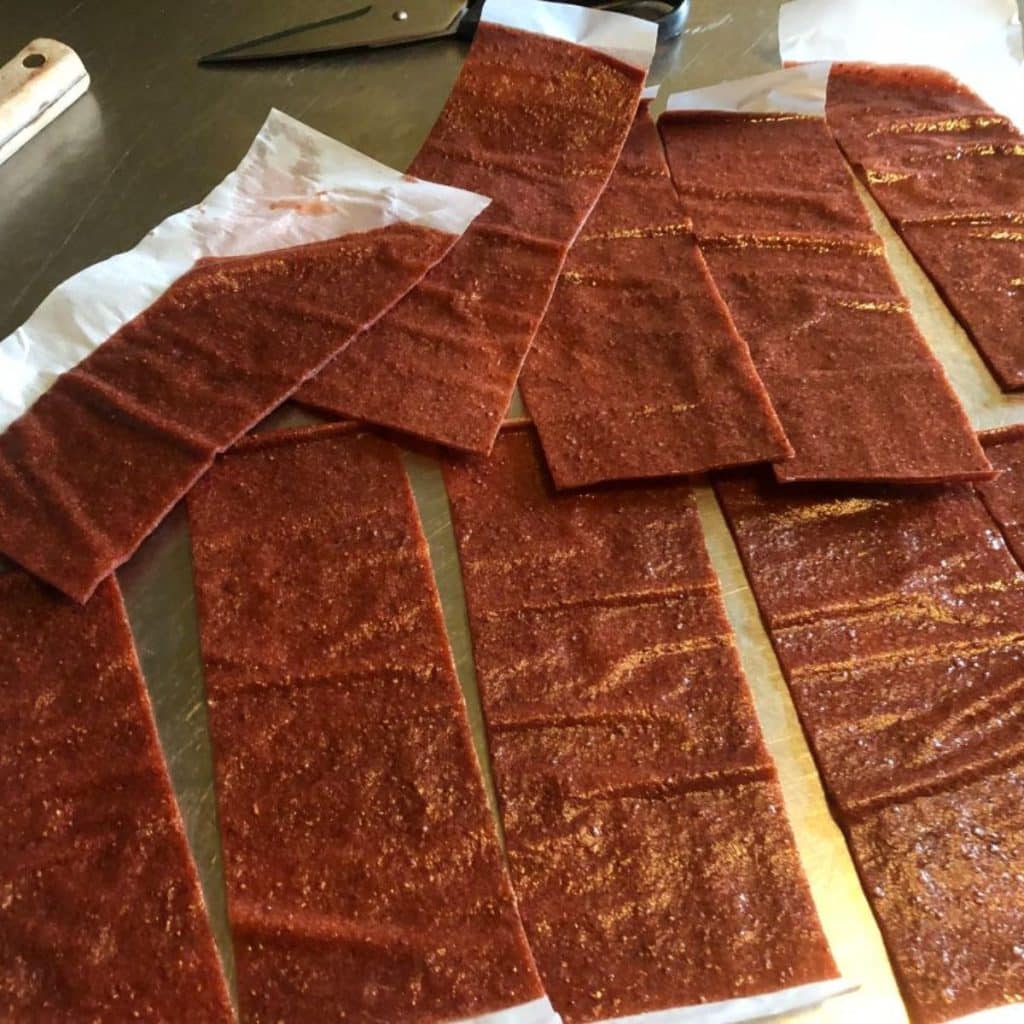 How to Make Homemade Strawberry Fruit Leather (Fruit Roll Ups ...